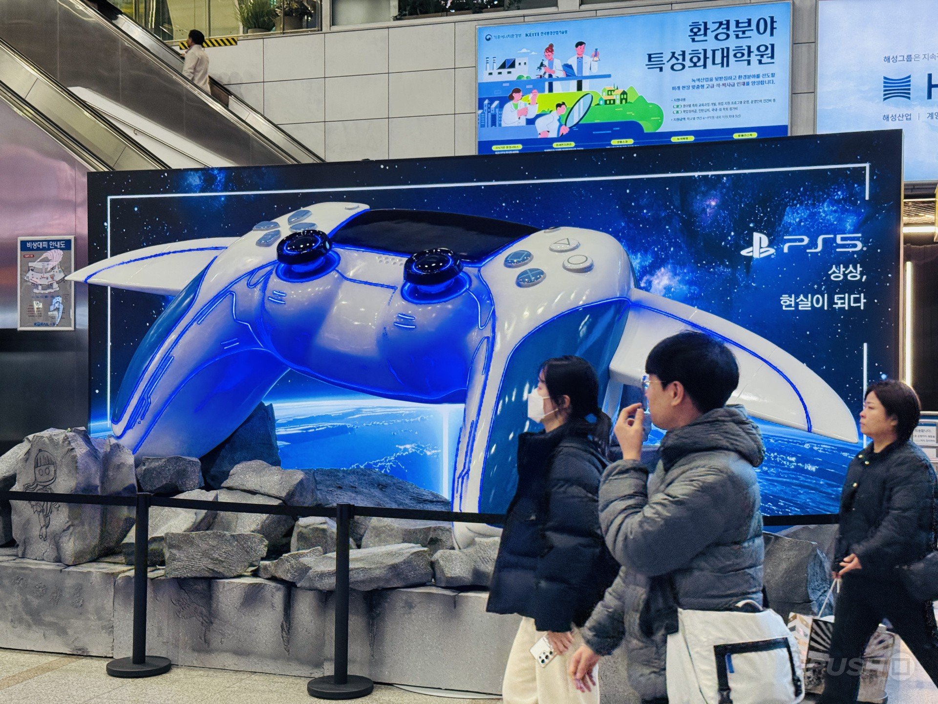 Sony destaca seu poder de marketing com promoções do PS5 mundialmente